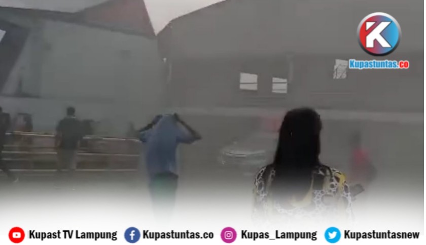 Kupas Tuntas - Breaking News! Kapal Ferry Tranship 1 Kebakaran Dalam Perjalanan Menuju Bakauheni