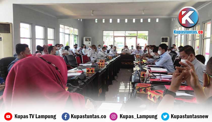 Kupas Tuntas - Dinas PUPR Lamsel Janji Segera Perbaiki Dua Ruas Jalan Kabupaten
