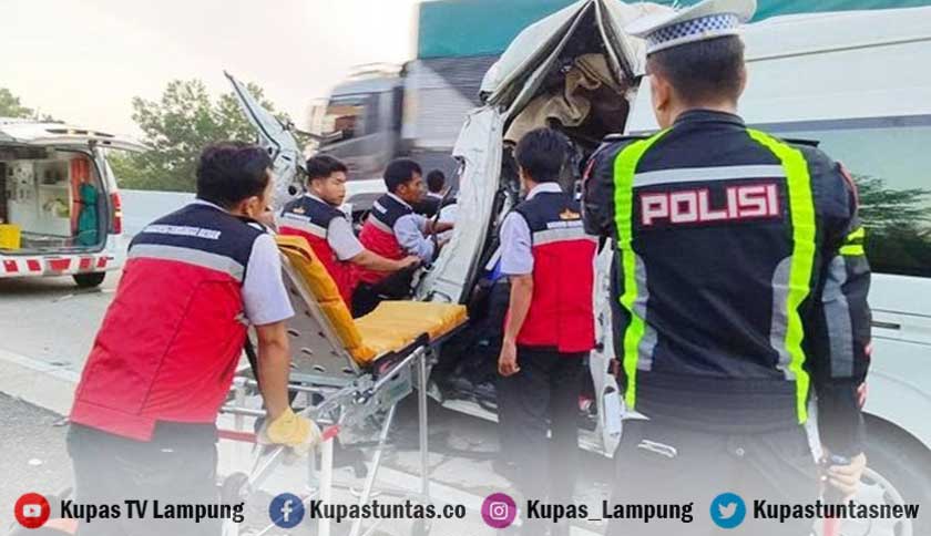 Kupas Tuntas - Kecelakaan Minibus Vs Fuso Terjadi di Tol Bakter Lampung, Satu Tewas