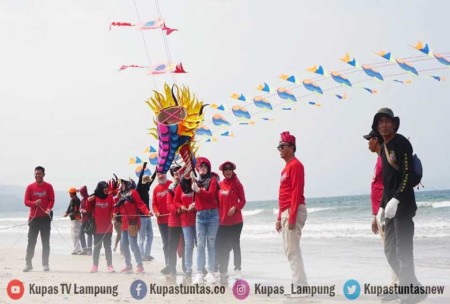 Kupas Tuntas - 1.048 Peserta Meriahkan Festival Layang-layang di Pantai ...