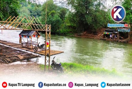 Kupas Tuntas - 49 Tahun Warga Bumi Arum Pringsewu Gunakan Getek Bambu ...