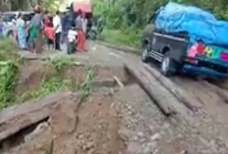 Kupas Tuntas - Akibat Hujan Deras, Gorong-gorong di Ruas Jalan Kotaagung Timur Ambruk