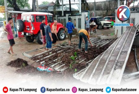Kupas Tuntas - Atap Rumah dan Papan Reklame Minimarket Roboh Akibat Hujan Deras dan Angin Kencang