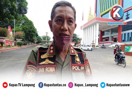 Kupas Tuntas - Banner Capres dan Cagub di Jalan Protokol Bandar Lampung ...