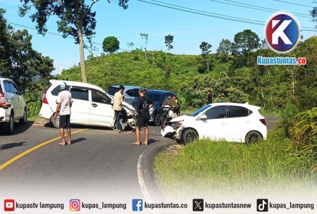 Kupas Tuntas - Begini Kronologis Kecelakaan Mobil Xenia VS Brio di Batu Ketulis Lampung Barat