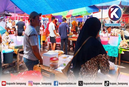 Kupas Tuntas - Berburu Takjil di Pasar Baru Way Halim, Pedagang Raup ...