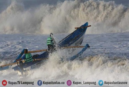 Kupas Tuntas - BMKG Ingatkan Potensi Gelombang Tinggi Hingga 4 Meter di Perairan Lampung