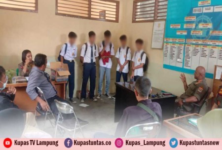 Kupas Tuntas - Bolos Sekolah, Lima Pelajar di Metro Terjaring Razia Satpol-PP Sedang Merokok di ...