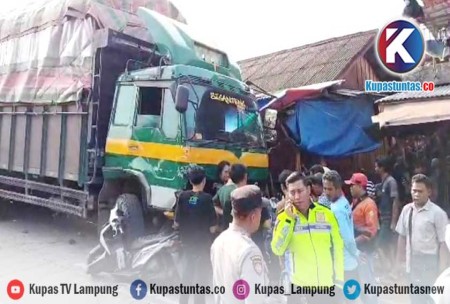 Kupas Tuntas - Brak! Truk Fuso Tabrak 2 Mobil dan Belasan Motor di Pasar Bakauheni