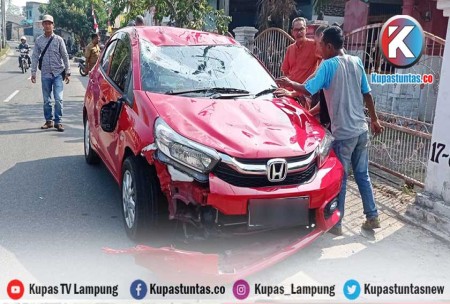 Kupas Tuntas - Breaking News! Honda Brio Terbalik Usai Senggol Pohon di Lamsel