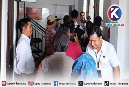 Kupas Tuntas - Breaking News! Tersangka Kasus Ijazah Palsu Anggota DPRD Lamsel Dilimpahkan ke Kejari