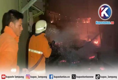 Kupas Tuntas - Diduga Konsleting Listrik, Kantin SMAN 4 Metro Ludes Terbakar, Kerugian Capai ...