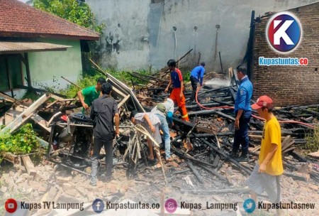 Kupas Tuntas - Diduga Korsleting Listrik, Rumah Semi Permanen di Pringsewu Terbakar