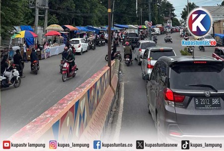 Kupas Tuntas - Dipadati Warga Berburu Takjil, Jalan H Komarudin Polinela Macet