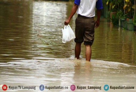 Kupas Tuntas - Floods Submerge Way Kanan and North Lampung Districts of ...