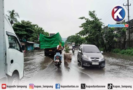 Kupas Tuntas - Jalan Yos Sudarso Way Lunik Masih Terendam Banjir, Warga Keluhkan Drainase Tak ...