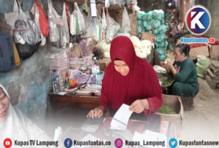 Kupas Tuntas - Jelang Ramadhan, Harga Bahan Pokok di Pasar Pasir Gintung Stabil