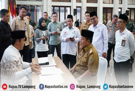Kupas Tuntas - Kakanwil Kemenag Lampung Dampingi Gubernur, Wagub dan Pejabat Serahkan Zakat ...