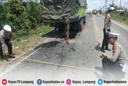 Kupas Tuntas - Kecelakaan Maut Avanza Hantam Fuso di Tubaba Lampung, 3 Korban Tewas