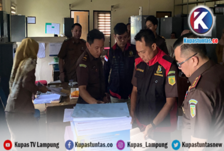 Kupas Tuntas - Kejari Pringsewu Amankan Sejumlah Dokumen dan Alat Elektronik dari Empat Lokasi ...