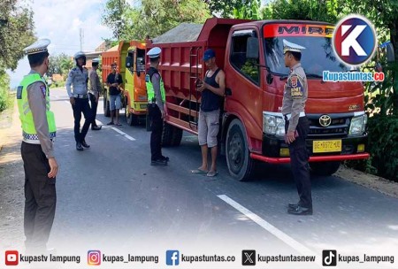 Kupas Tuntas - Kelebihan Muatan, 20 Truk Pengangkut Pasir di Pringsewu ...