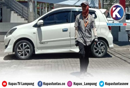 Kupas Tuntas - Kisah Pak Jenon Jadi Juru Parkir Selama 15 Tahun, Selalu ...