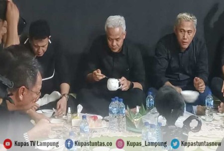 Kupas Tuntas - Kunjungi Labuhan Ratu Lamtim, Ganjar Mengawali Kegiatan Dengan Menyantap Singkong ...