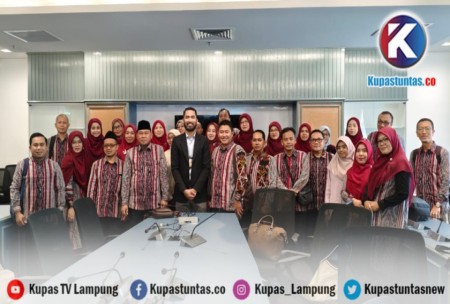 Kupas Tuntas - Mahasiswa dan Dosen Pascasarjana UIN Raden Intan Lampung Gelar Pengabdian ...