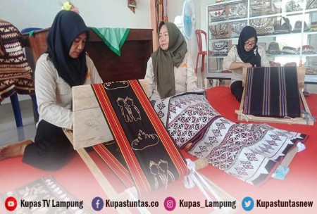 Kupas Tuntas - Menengok Mahan Tapis Margakaya, Sentra Produksi Kain ...