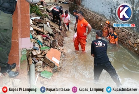 Kupas Tuntas - Pemkot Bandar Lampung Tangani Dampak Banjir, Fokus Pembersihan dan Bantuan Warga