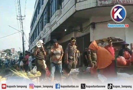 Kupas Tuntas - Pemkot Bandar Lampung Tertibkan Pedagang di Bahu Jalan Pasar SMEP, Sempat ...
