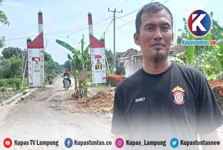 Kupas Tuntas - Protes! Warga Desa Agom Lamsel Tanam Pohon Pisang di ...