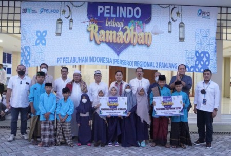 Kupas Tuntas - PT Pelindo Regional 2 Panjang Bagikan Ribuan Paket Sembako dan Santunan