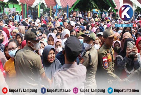 Kupas Tuntas - Ribuan Warga Berdesakan Berebut Sembako Murah di Samber Park Metro