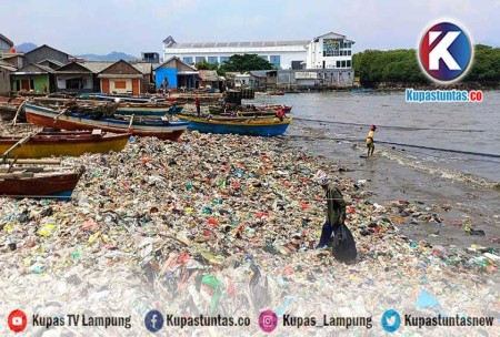 Kupas Tuntas - Sampah di Pesisir Bandar Lampung Masih Menggunung ...