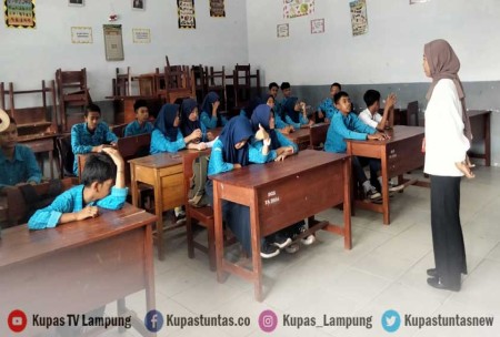 Kupas Tuntas - Semangat Mahasiswa Unila Tingkatkan Antusias Belajar Lewat Program Kampus Mengajar