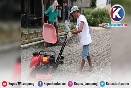 Kupas Tuntas - Tak Kunjung Diperbaiki, Warga Metro Timur Gotong-royong Perbaiki Jalan Rusak