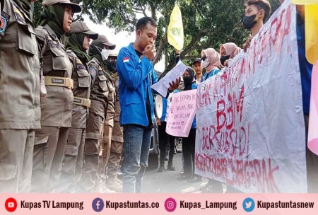 Kupas Tuntas - Tolak Kenaikan BBM, Puluhan Massa PMII Lamsel Geruduk Kantor DPRD
