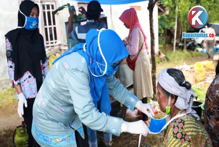 Kupas Tuntas - TP-PKK Pesibar Membagikan Masker dan Vitamin di Pasar ...