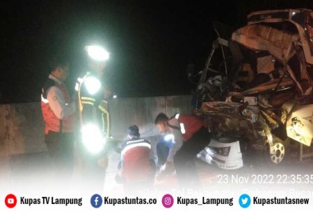 Kupas Tuntas - Truk Fuso Kabur Usai Terlibat Tabrakan Maut yang Tewaskan 2 Orang di KM 92 Tol ...
