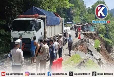 Kupas Tuntas - Truk Fuso Terperosok di Jalan Nasional Lintas Liwa-Krui ...