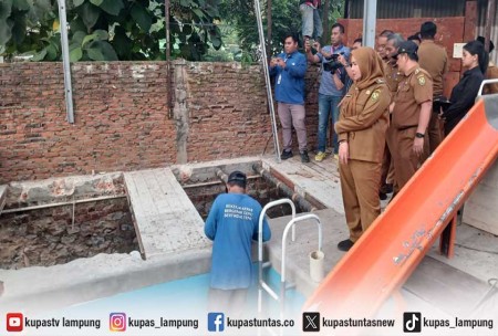 Kupas Tuntas - Walikota Eva Dwiana Temukan Bangunan Ilegal dan Kolam Renang di Atas Sungai Way ...