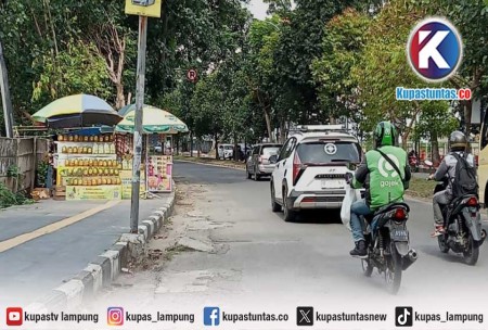 Kupas Tuntas - Warga Keluhkan Keberadaan PKL di Trotoar Jalan Sultan ...