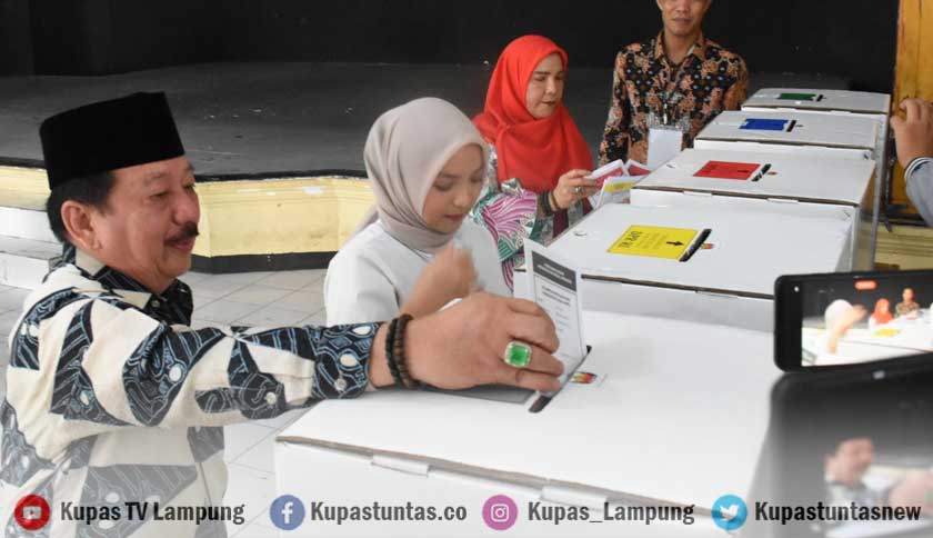 Kupas Tuntas - Nyoblos di TPS 007 Palapa, Walikota Eva Dwiana Temukan ... Kupas Tuntas - Nyoblos di TPS 007 Palapa, Walikota Eva Dwiana Temukan ...