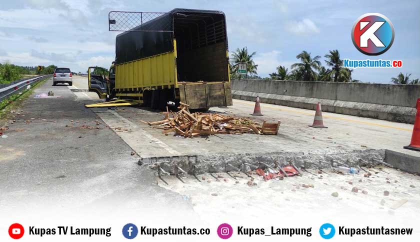 Kupas Tuntas - Truk Buah Rusak Parah Usai Tabrak Lubang Perbaikan Jalan di Tol Lampung